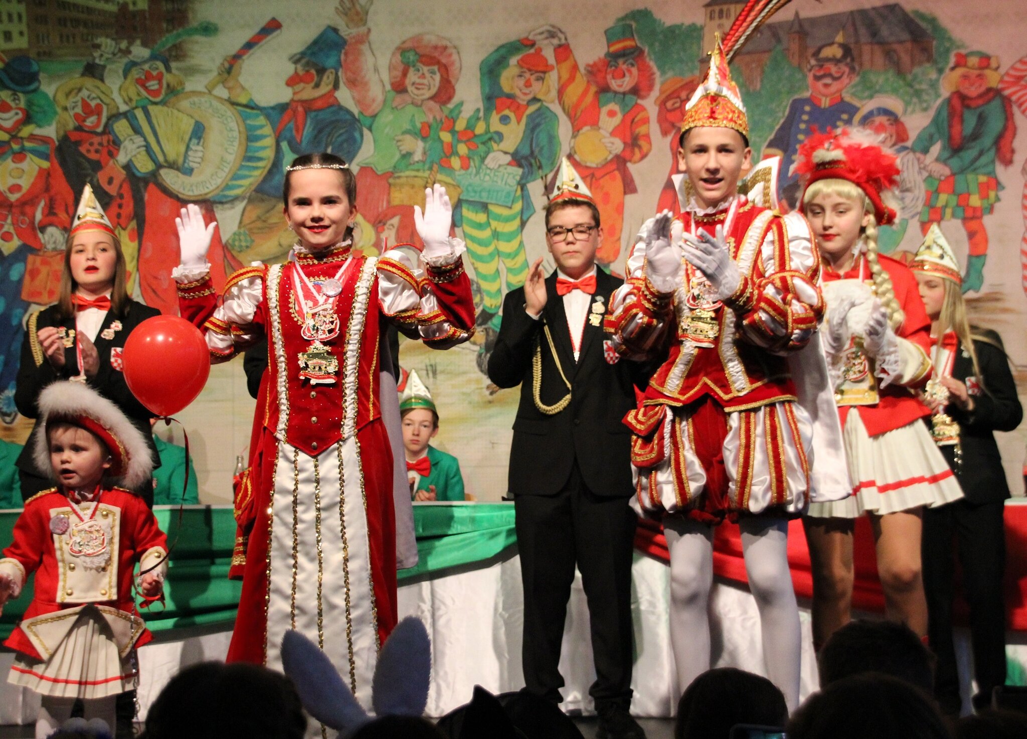 Benedikt I. und Maja stellen alles op de Kopp: Kinderprinzenpaar feiert ...