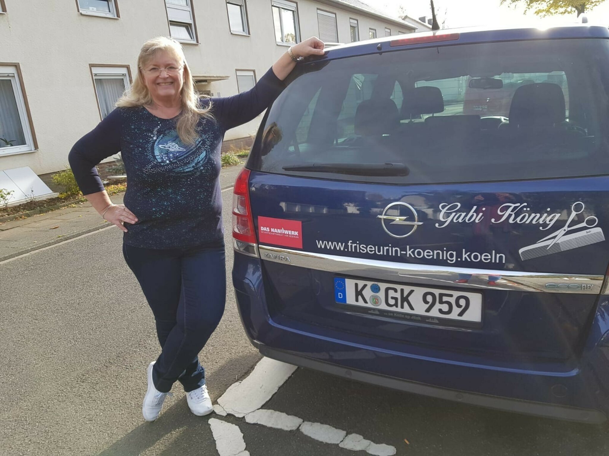 Gut vorbereitet: Mobilfriseurin Gabi König ist ab Montag wieder ...