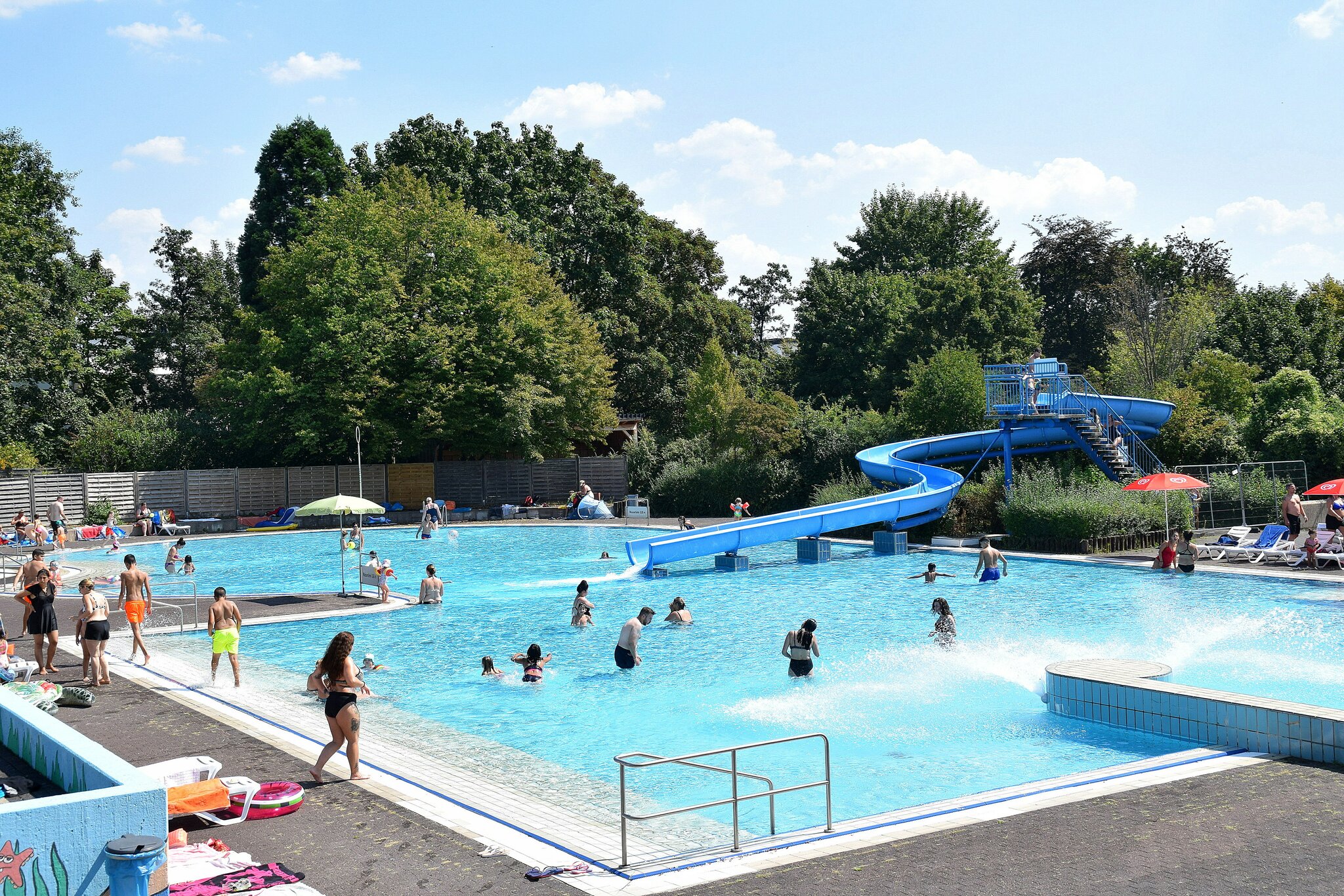 Ab ins kühle Nass: Das Bornheimer Freibad war am Wochenende gut besucht ...