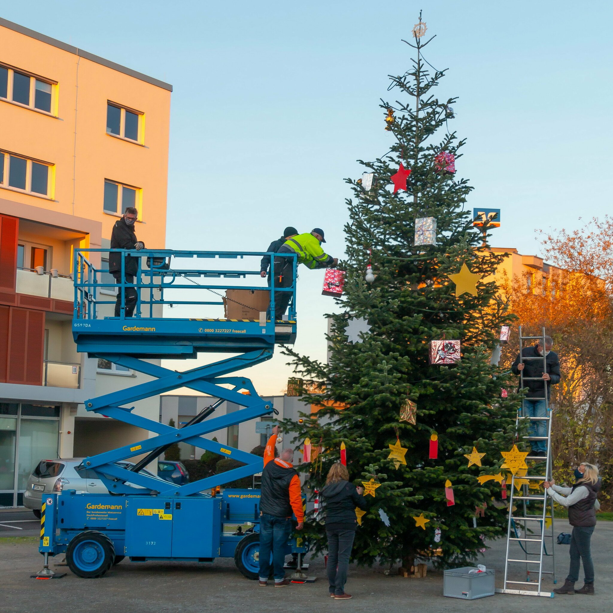 Beleuchtung installiert: Sindorf erstrahlt in weihnachtlichem Glanz ...