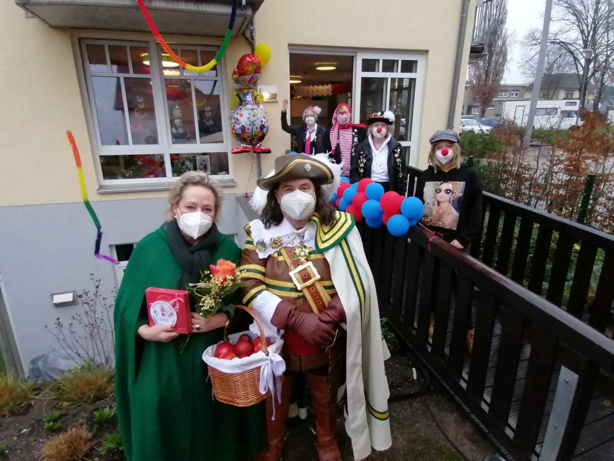 Jan und Griet im Hospizgarten in Porz: Historische Begegnung - Porz