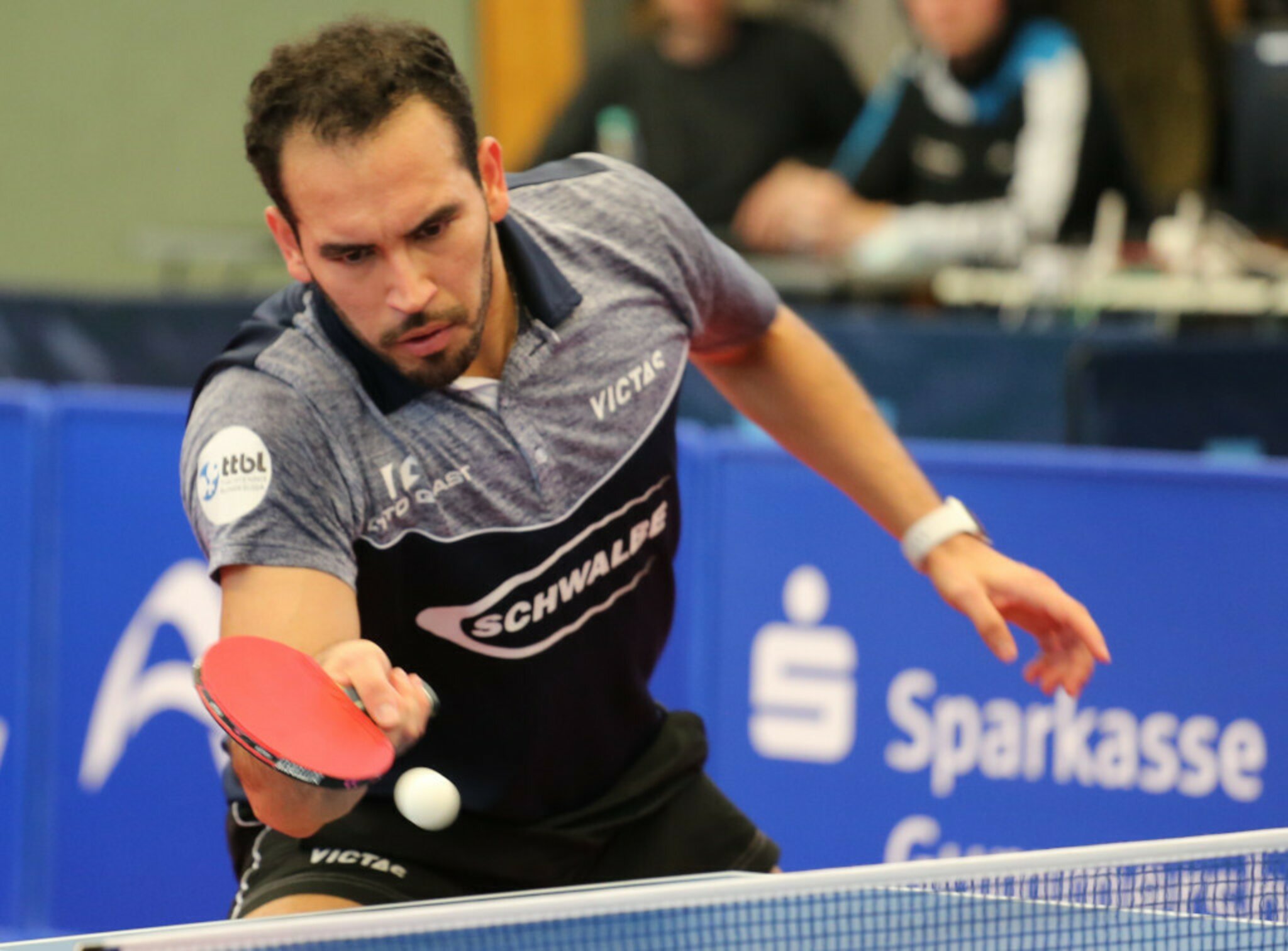 Schwalbe-Spieler für Olympia qualifiziert: Alberto Mino löst eines der ...