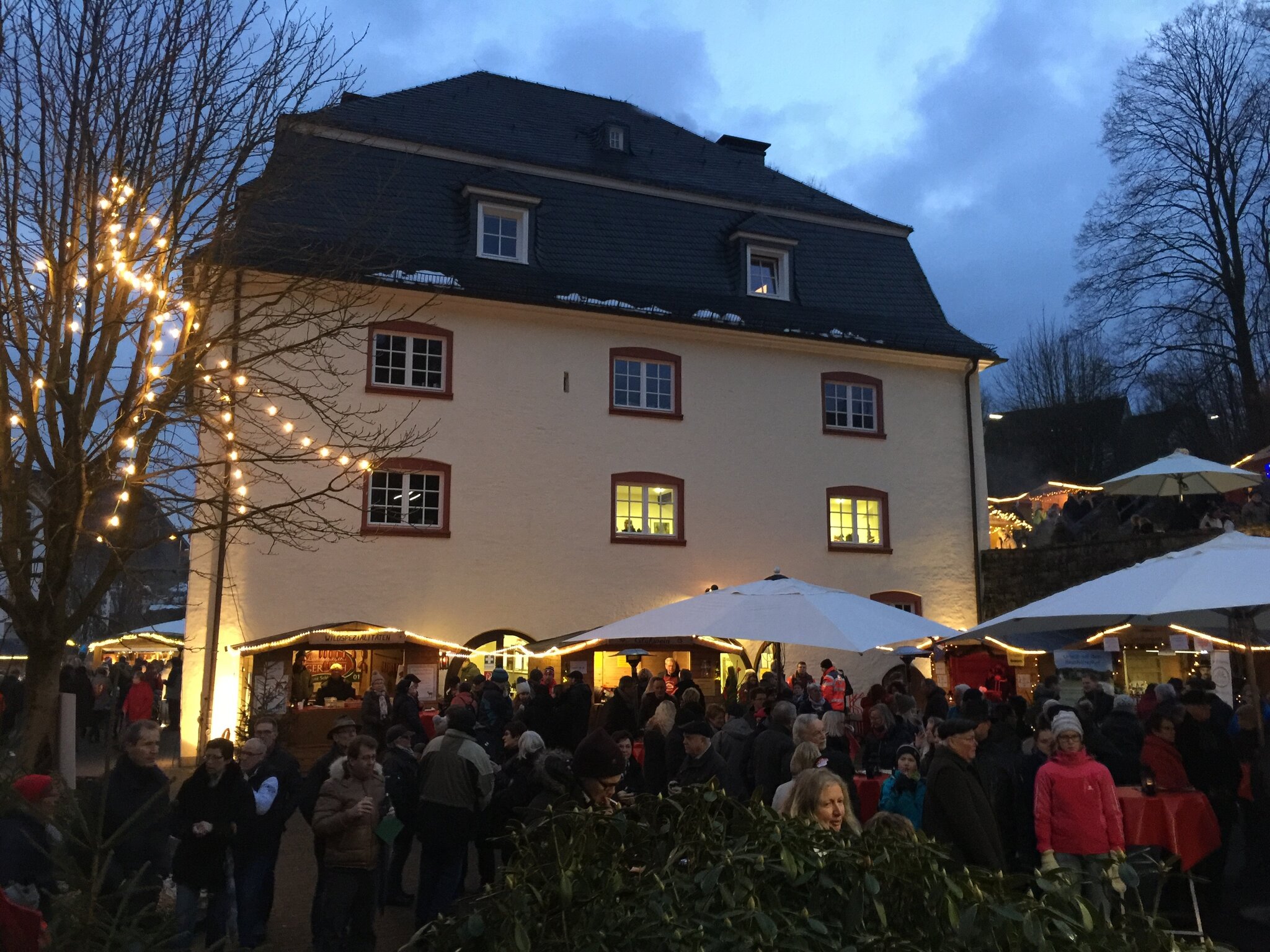 Rund um die Burg: Bielsteiner Weihnachtsmarkt - Wiehl