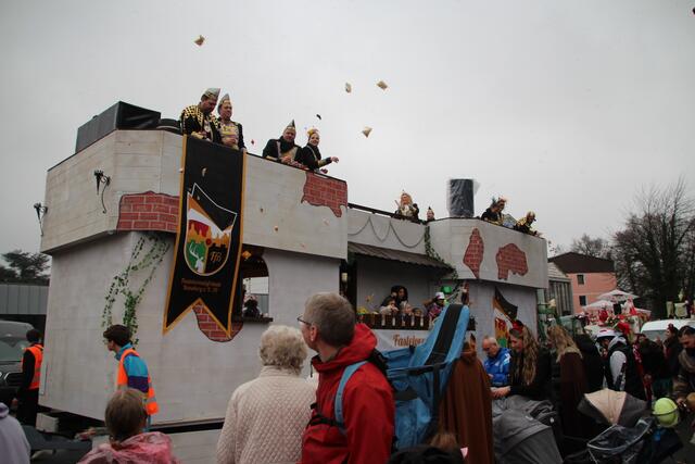 „Su wie fröher – nu noch schöner!“: Jecker Karnevalszug durch Bensberg ...
