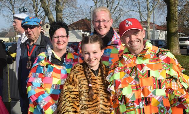 50 Jahre KG Rut-Wiess Ranzel: Knallbunter Karnevalsausklang mit dem "Reisseler" Jubiläumszug ...