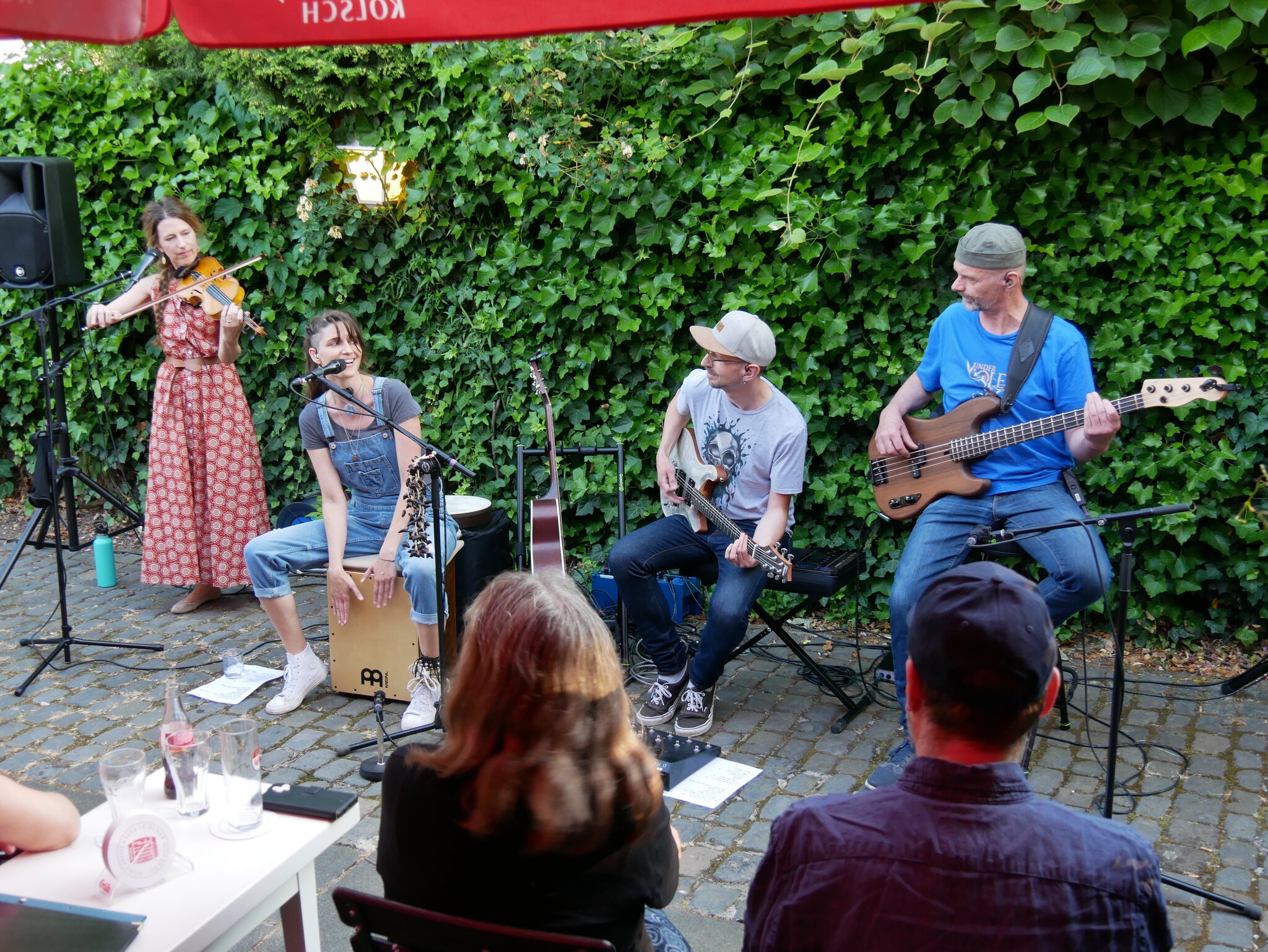 Neue RheinKlang 669 Lokation: Under Violet Skies im 30 Stühle ...