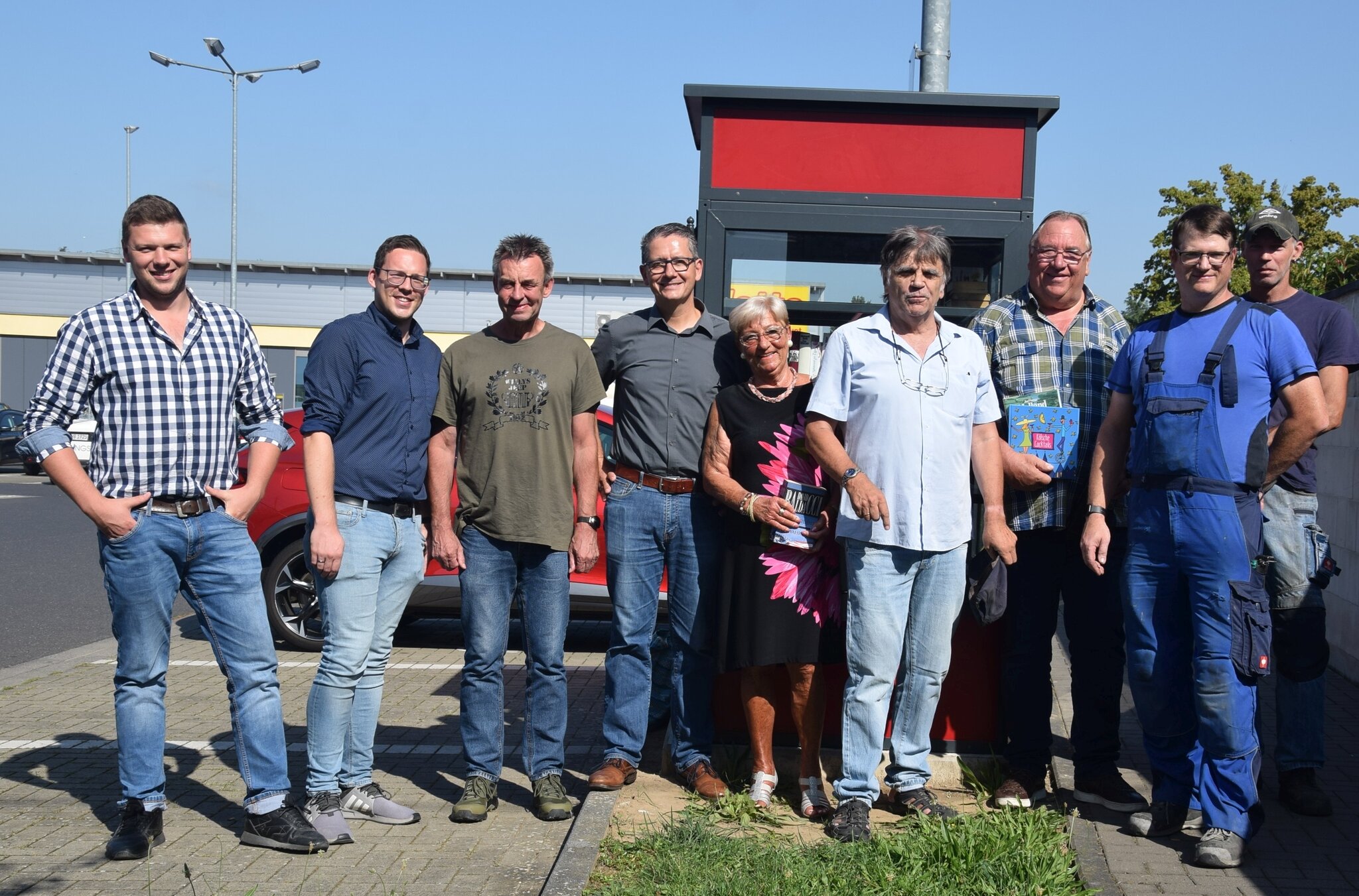 VVR spendet öffentlichen Bücherschrank: Neues Futter für Leseratten ...