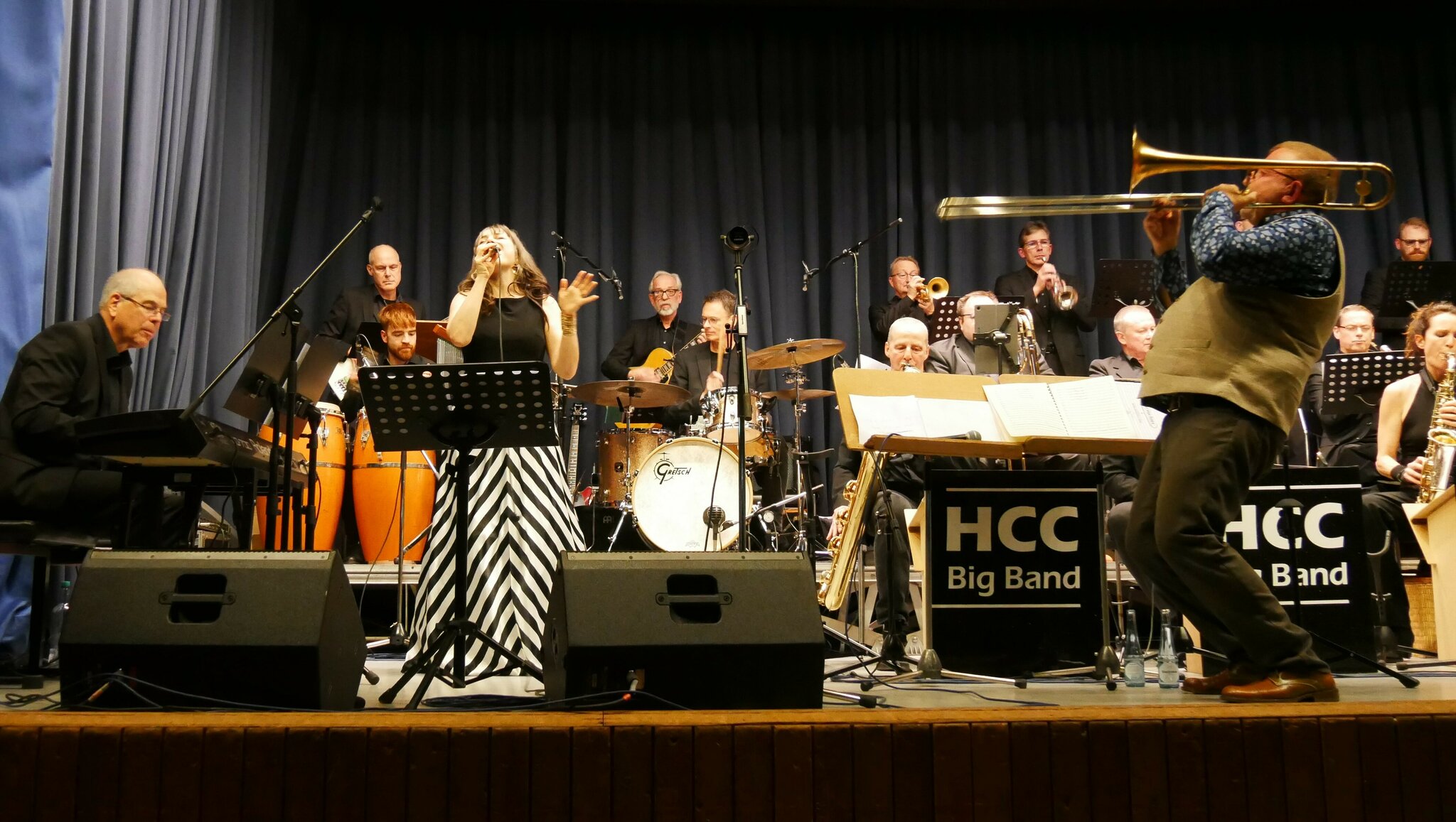 Viele Klassiker der HCC Big Band: Sängerin Jemma Endersby begeisterte ...