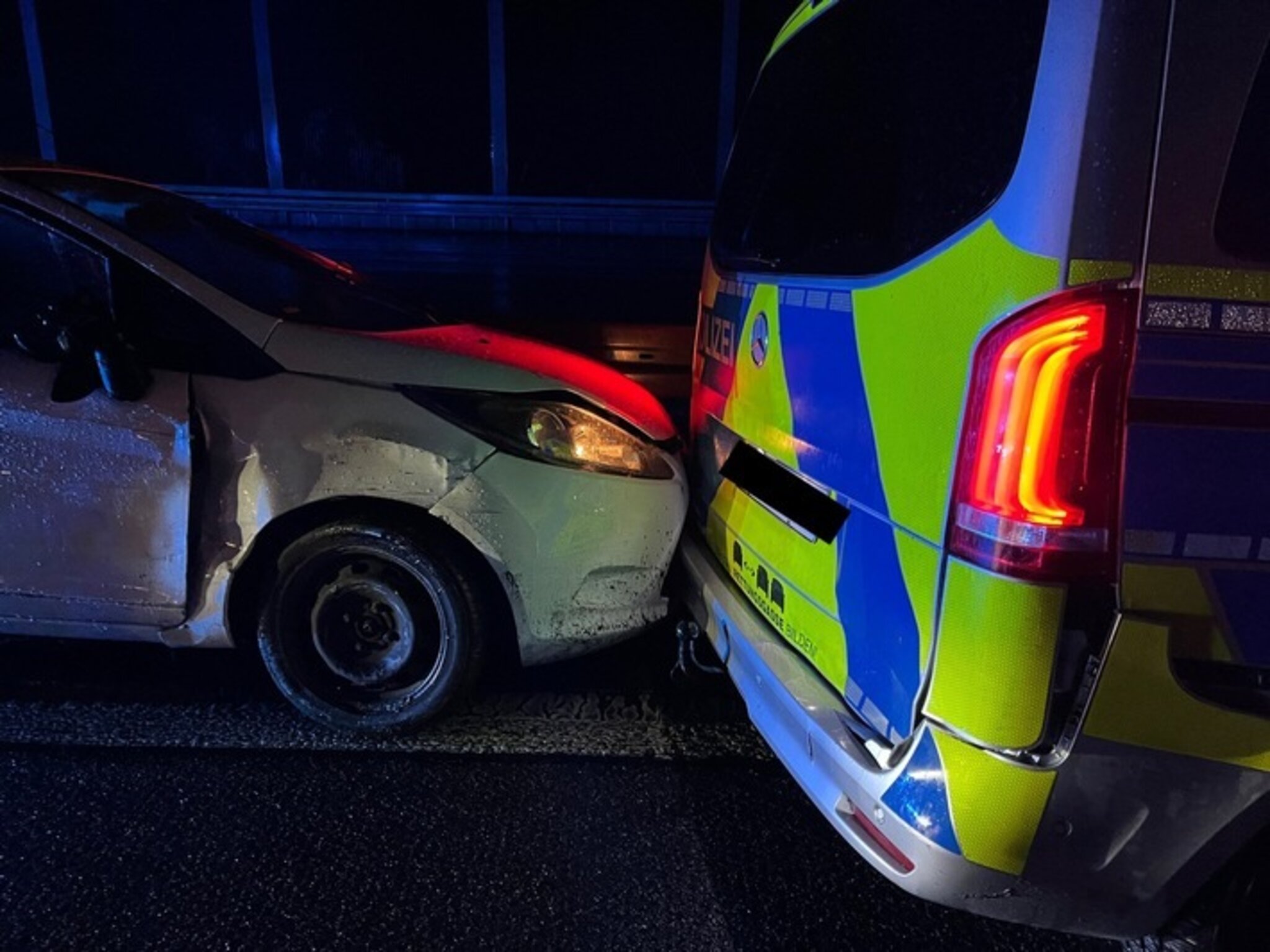 Nach Unfall geflüchtet: Unfallfahrer kollidiert auf der A4 mit Streifenwagen - Oberberg