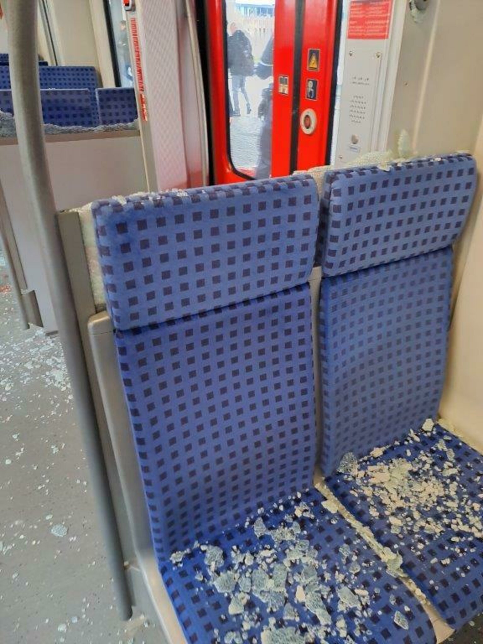Während der Fahrt unweit vom HBF: Randalierer zerstört Scheiben in S ...