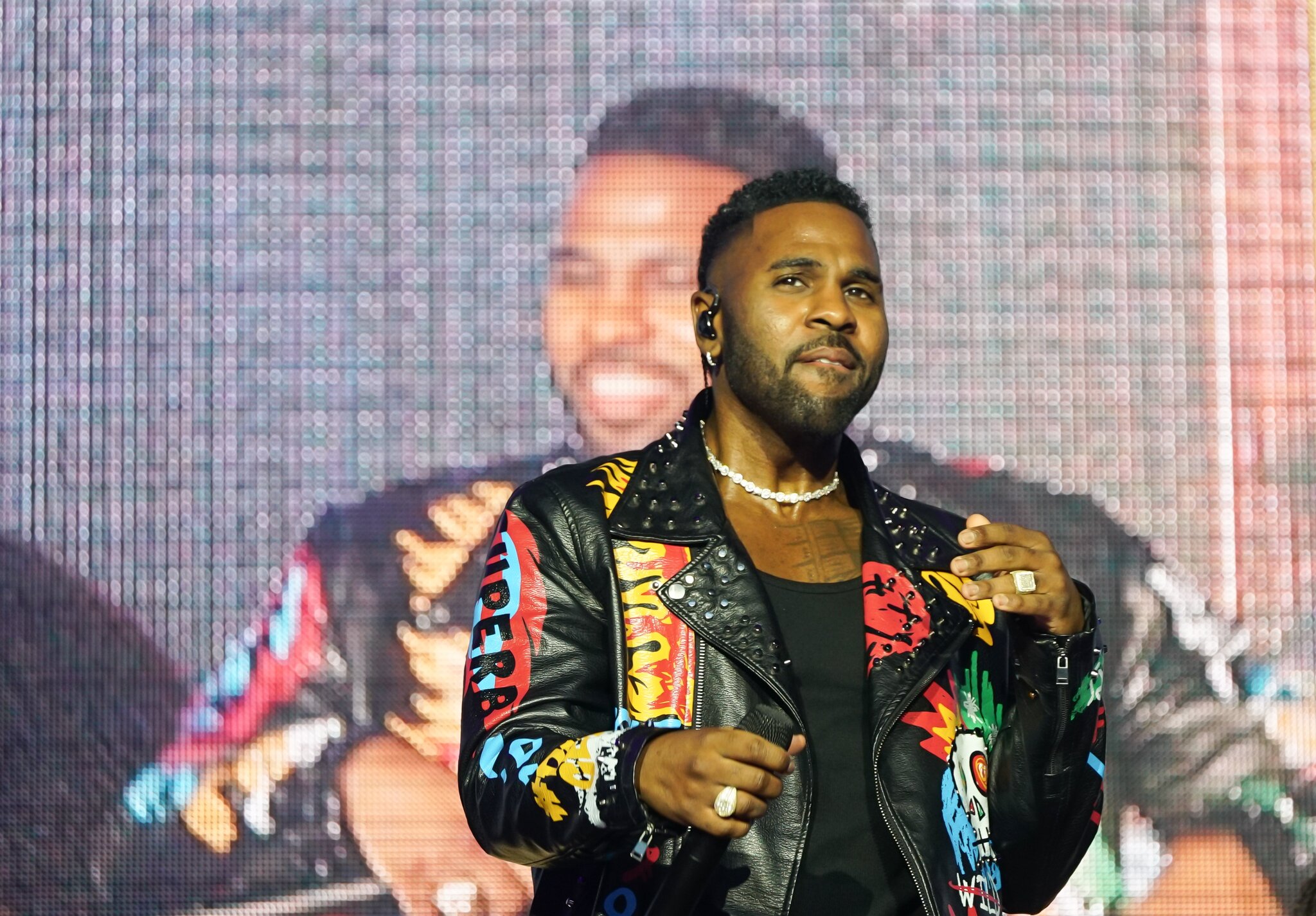 US-Star zu Besuch im Rheinland: Jason Derulo auf dem Bonner KunstRasen ...