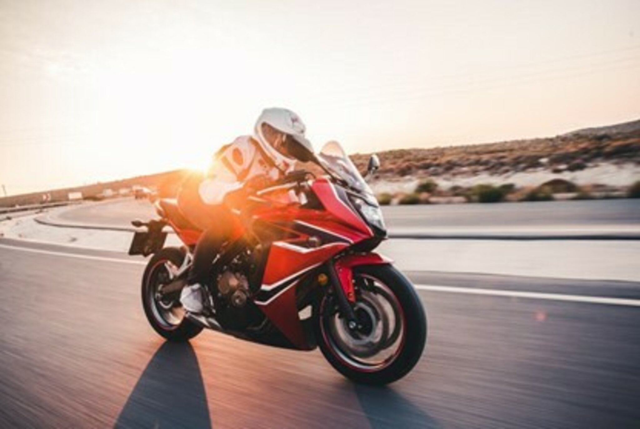 Auf dem Motorrad: Maßnahmen und Ausrüstung für eine sichere Fahrt