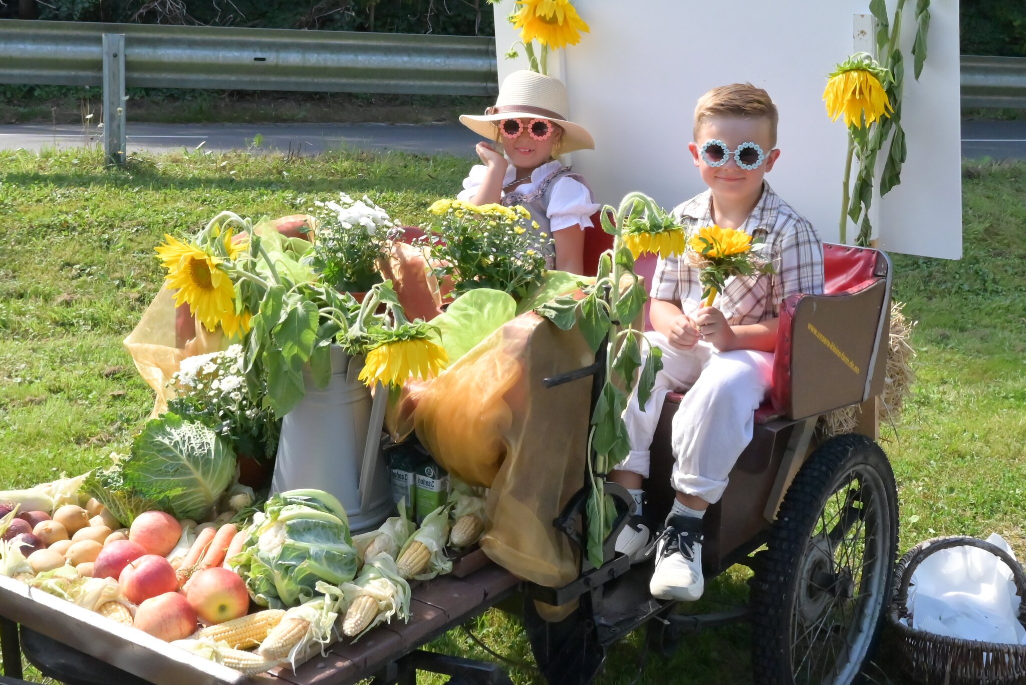 Sonnenschein als Markenzeichen: Festzug zum Erntedank im Ottersbacher ...