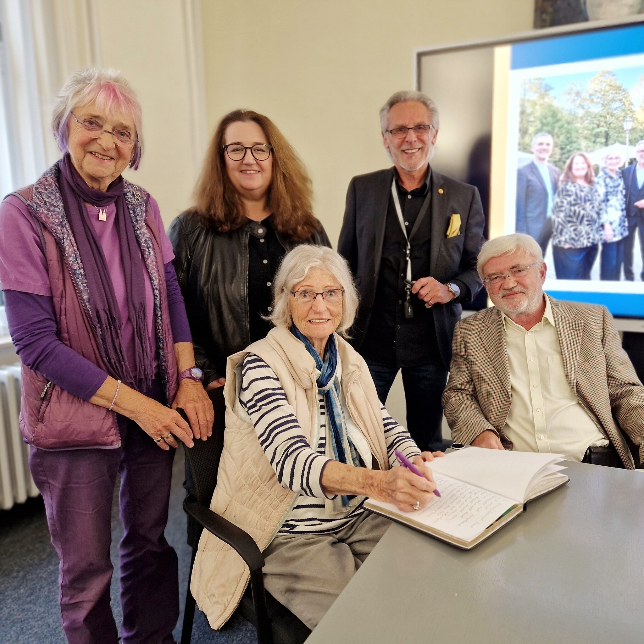 Ehrenbürger*innen verewigten sich: Eintrag ins Goldene Buch der Stadt ...