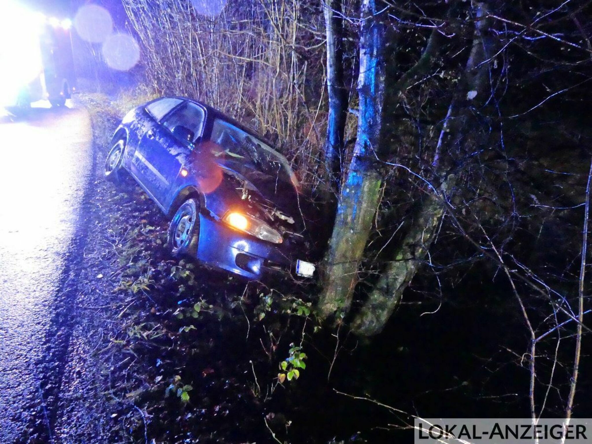 Auto prallte gegen einen Baum: Zwei Insassen schwer verletzt - Oberberg