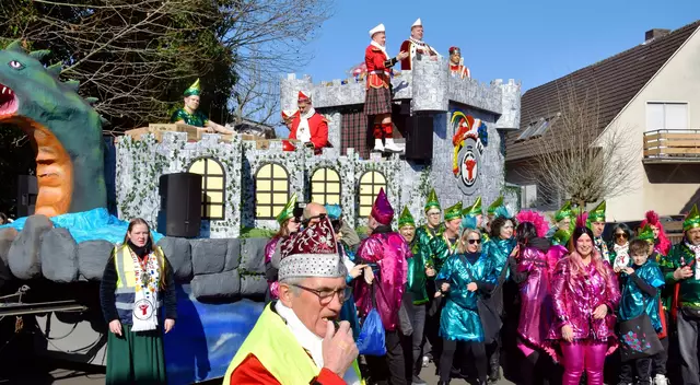 Karnevalszug Rheidt: Gelungene Premiere der Rheidter Väter - Niederkassel