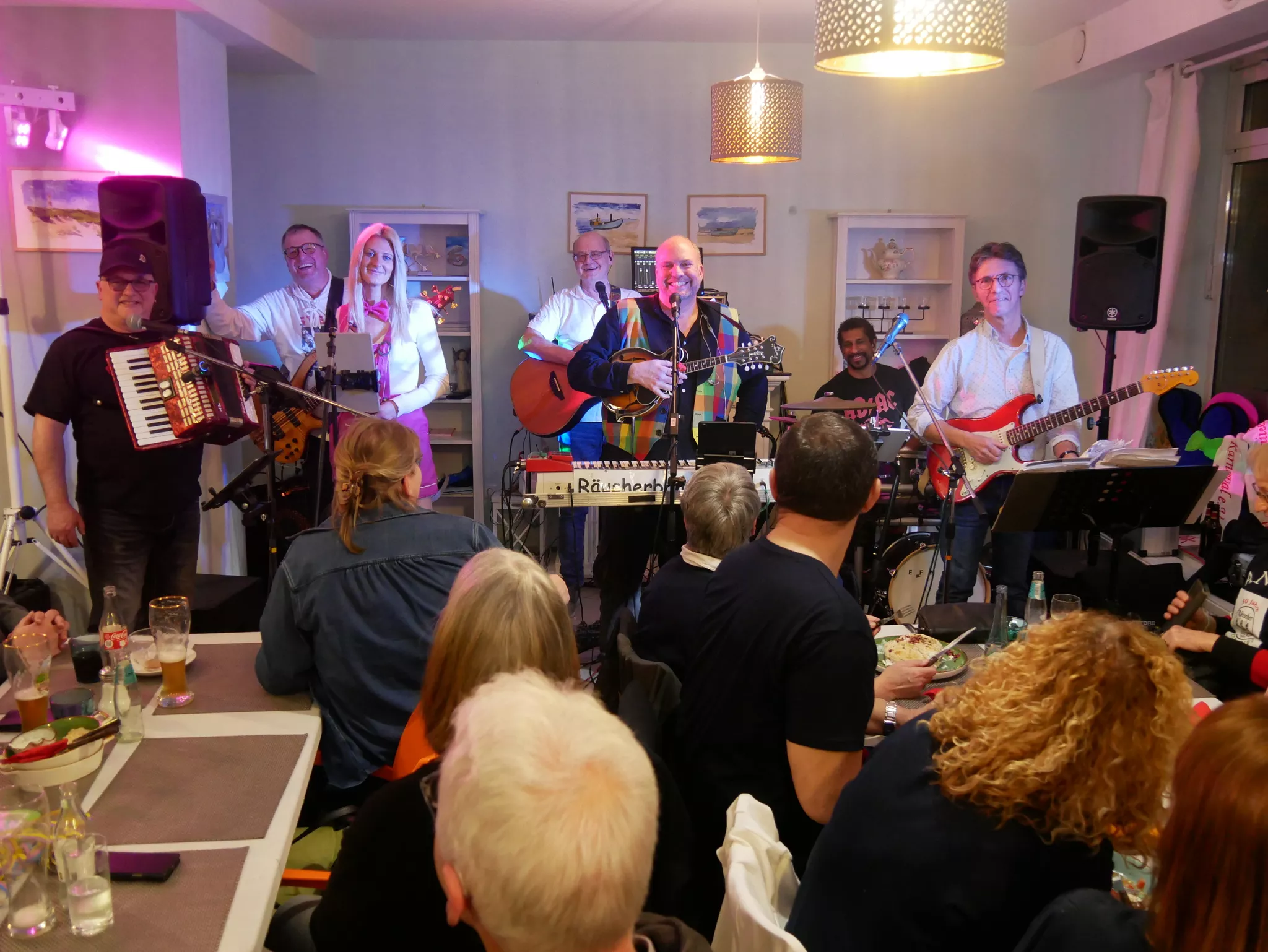 70 Wohnzimmerkonzerte von RheinKlang 669: Mines Spatzentreff - ein Wesselinger Kulturzentrum ...