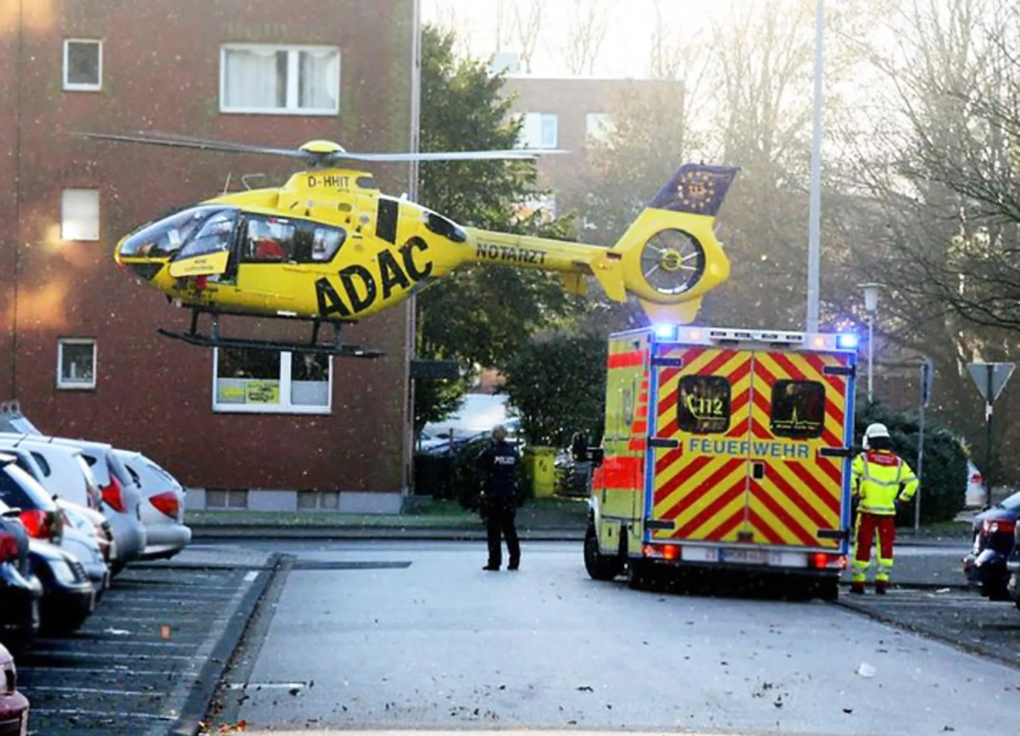Zwei Schwerverletzte: Auto prallt gegen Baum - Oberberg
