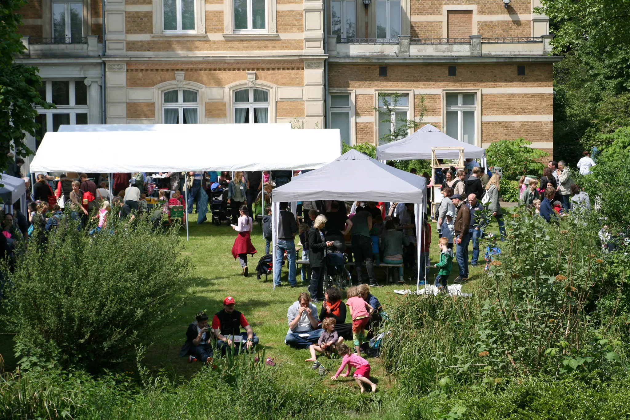 KinderKünstlerFest im Park der Villa Zanders: Experimentieren und ...