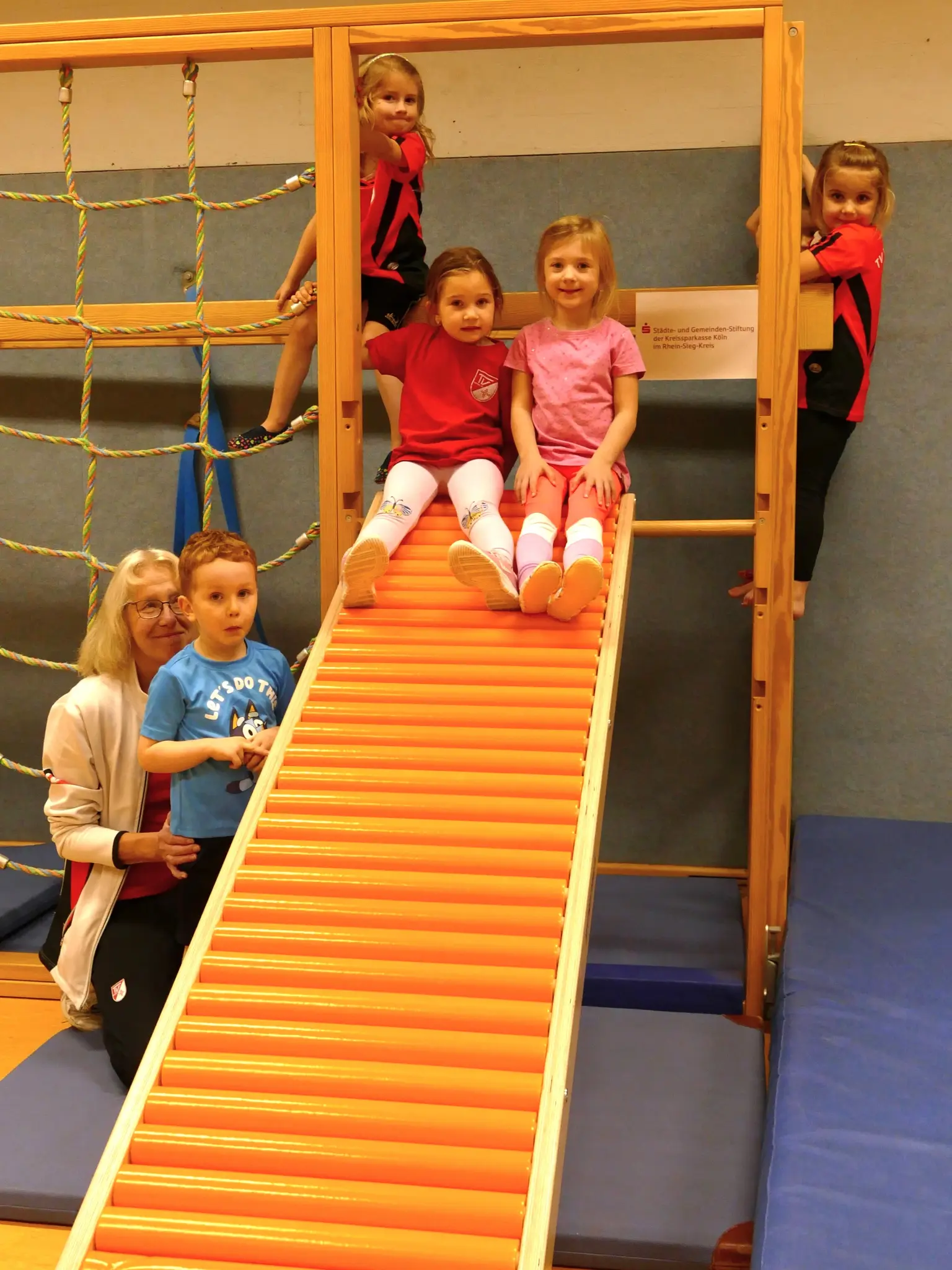 Sportförderung der Kreissparkasse Köln: Neue Rollenrutsche der Sparkassenstiftung der ...