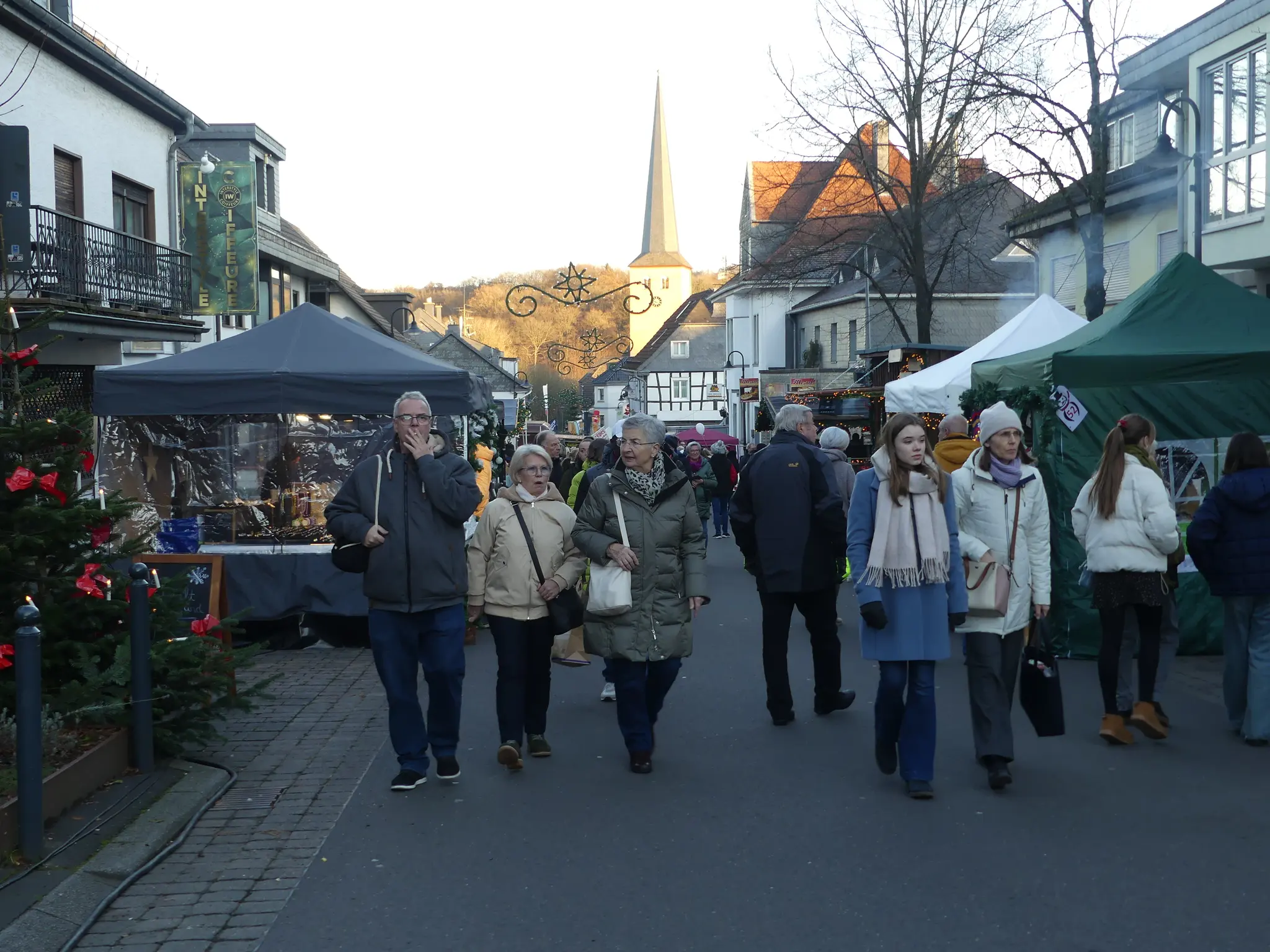 Mucher Weihnachtszauber: Bunte Budenstadt und Bühnenprogramm - Much