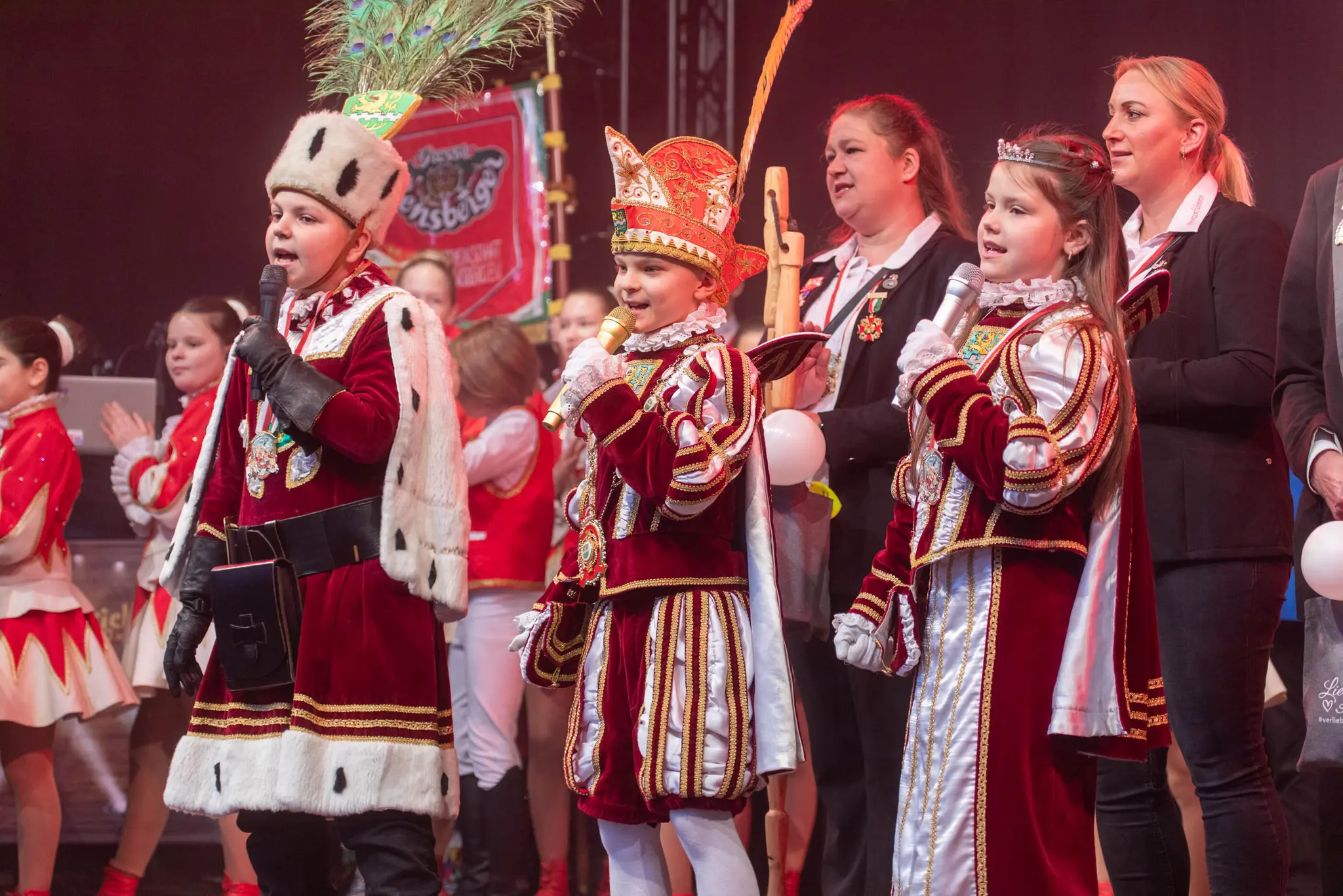 Prinz Thies, Bauer Ben, Jungfrau Charlotte: Sing- und stimmgewaltig ...